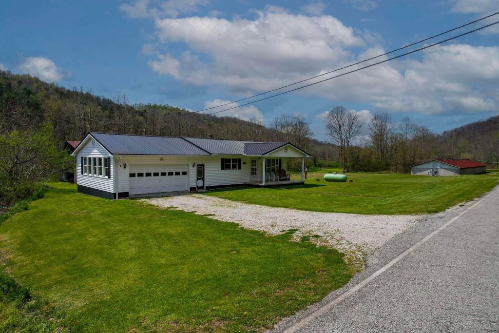2-Bedroom Cottage with 216.6 Acres for Sale in Grayson, Kentucky - WA ...