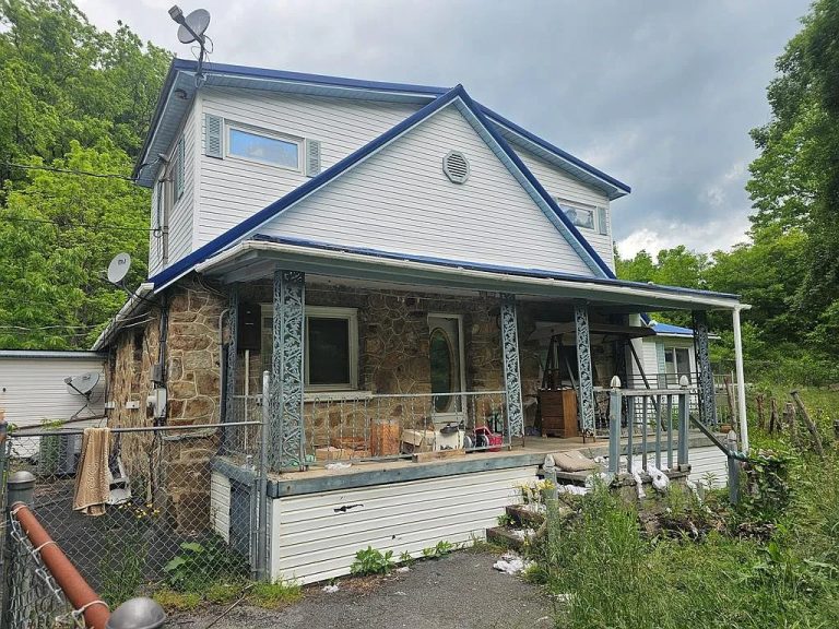 Spacious 5-Bedroom Home with 28 Acres in Cedar Bluff, Virginia - WA Online