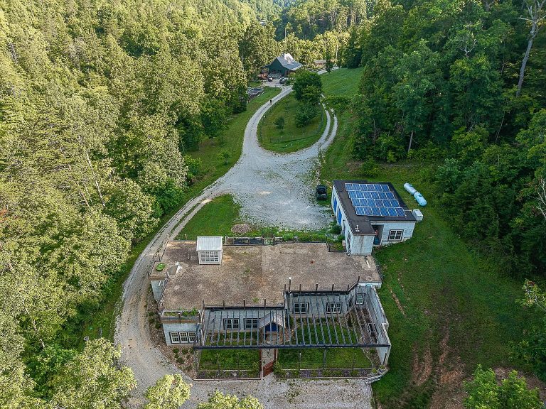 3-Bedroom Lodge with Guest Home on 150 Acres in Louisa, Kentucky - WA ...