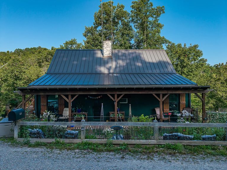 3-Bedroom Lodge with Guest Home on 150 Acres in Louisa, Kentucky – 24/7