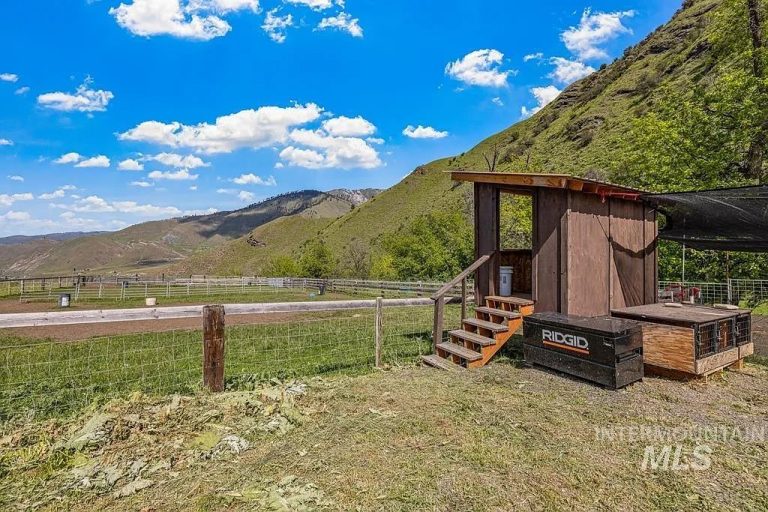 Home with 55.18 Acres in Lucile, Idaho – 24/7