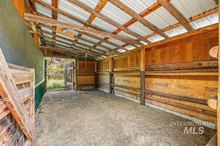 Home with 55.18 Acres in Lucile, Idaho – 24/7